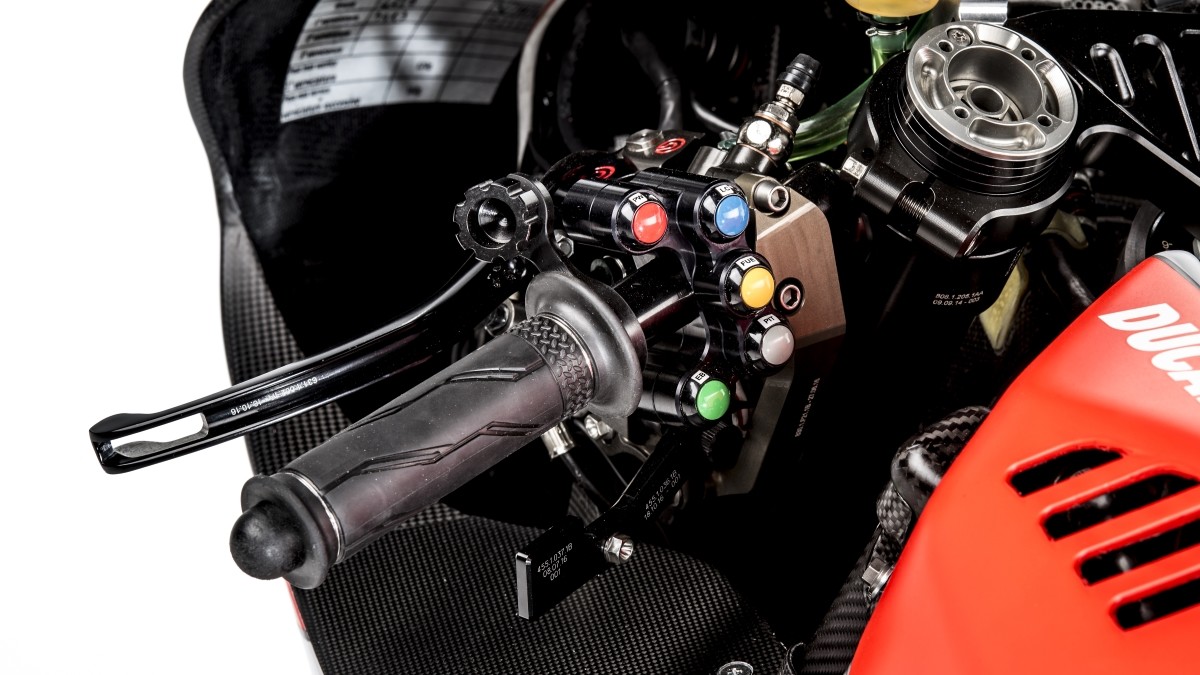 Ducati Desmosedici GP, a cosa servono i pulsanti "magici"