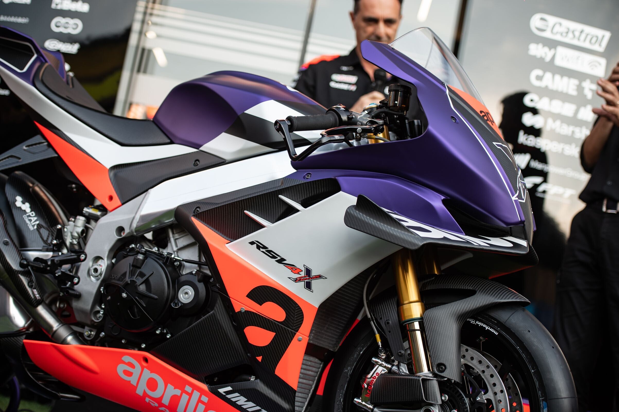 Aprilia omaggia il suo primo titolo mondiale: svelata la RSV4 XTrenta