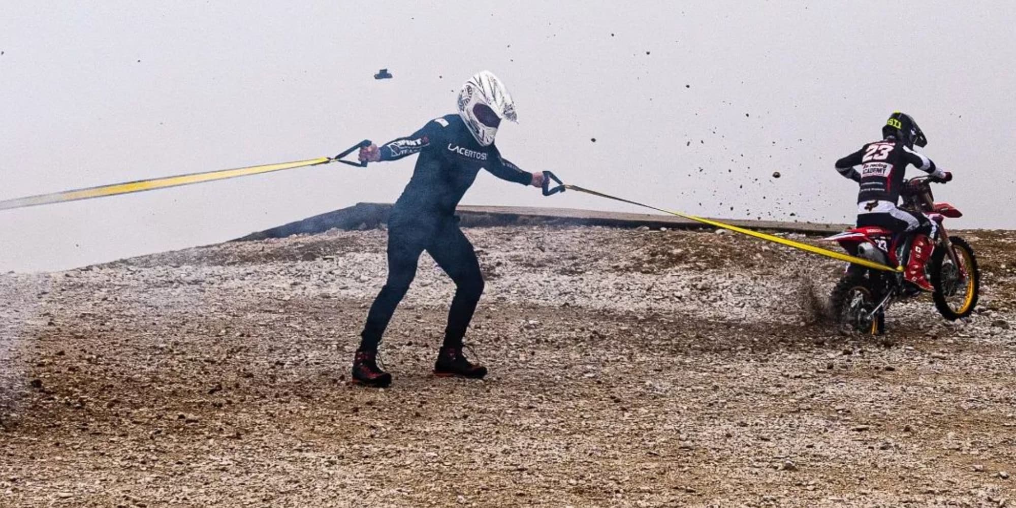 Ferma con le mani due moto accelerate: l'impresa shock di Alex Camera