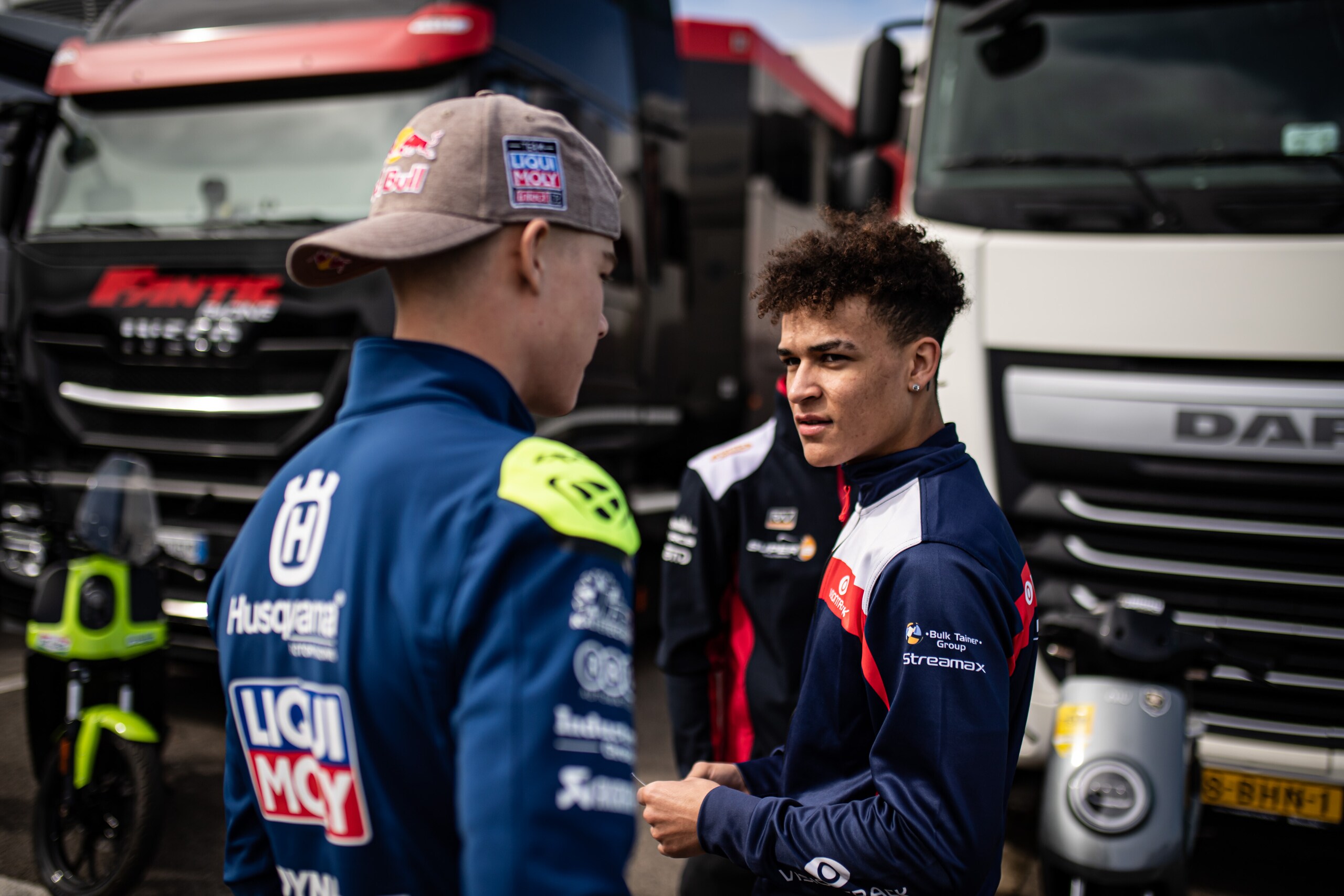 Pista bagnata a Portimao: i piloti attendono ai box nel Day 2