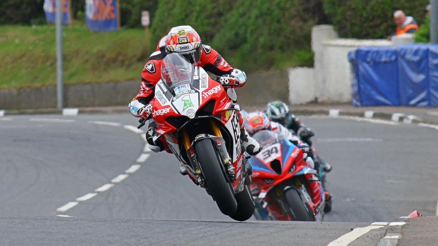 NW200, ottava meraviglia: Glenn Irwin trionfa in Superbike con la Ducati