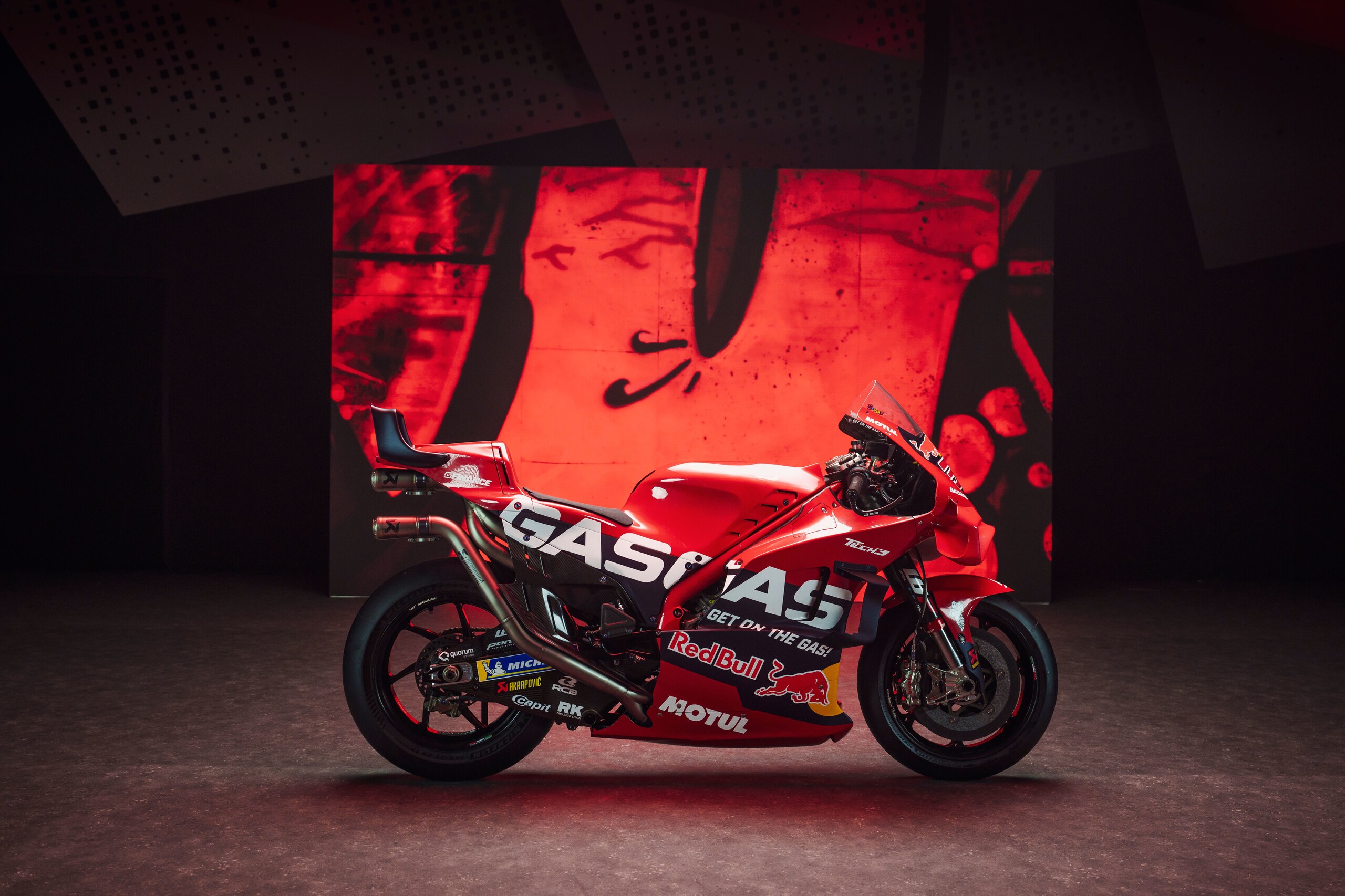 GASGAS cambia look in MotoGP: ecco le RC16 marchiate Red Bull