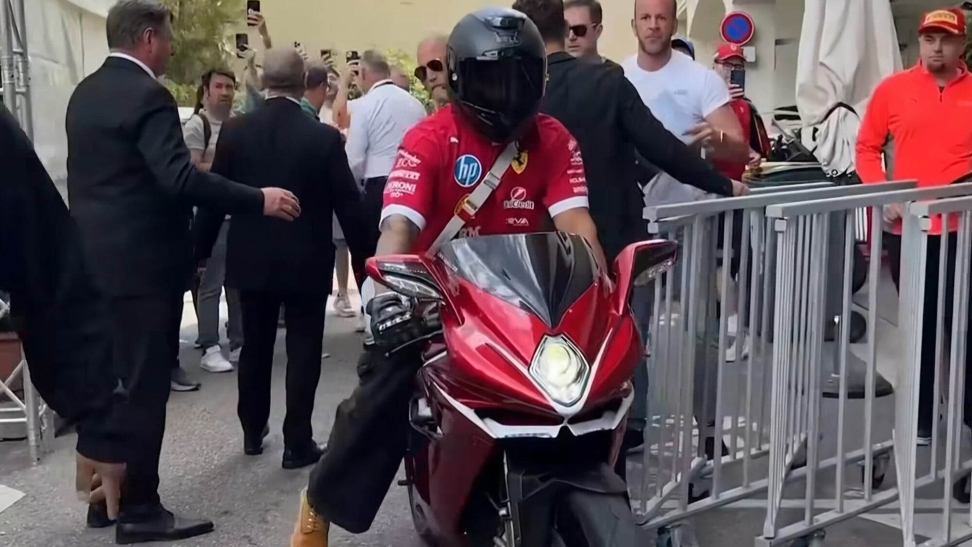 Hamilton arriva a Monaco su una MV Agusta e... la SBK risponde | Motosprint
