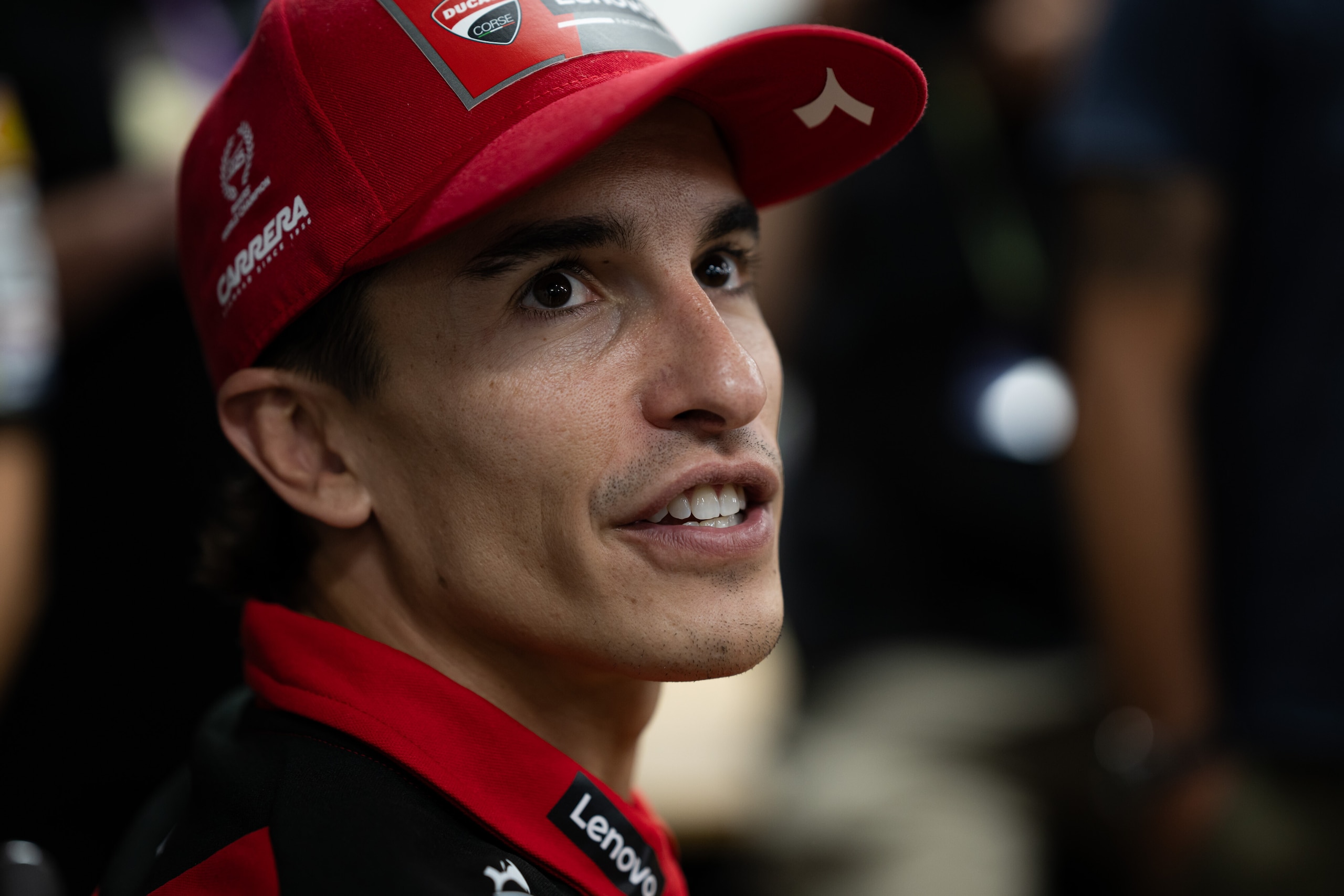 MotoGP, spunta un dettaglio misterioso sul cappello di Marc Marquez ...