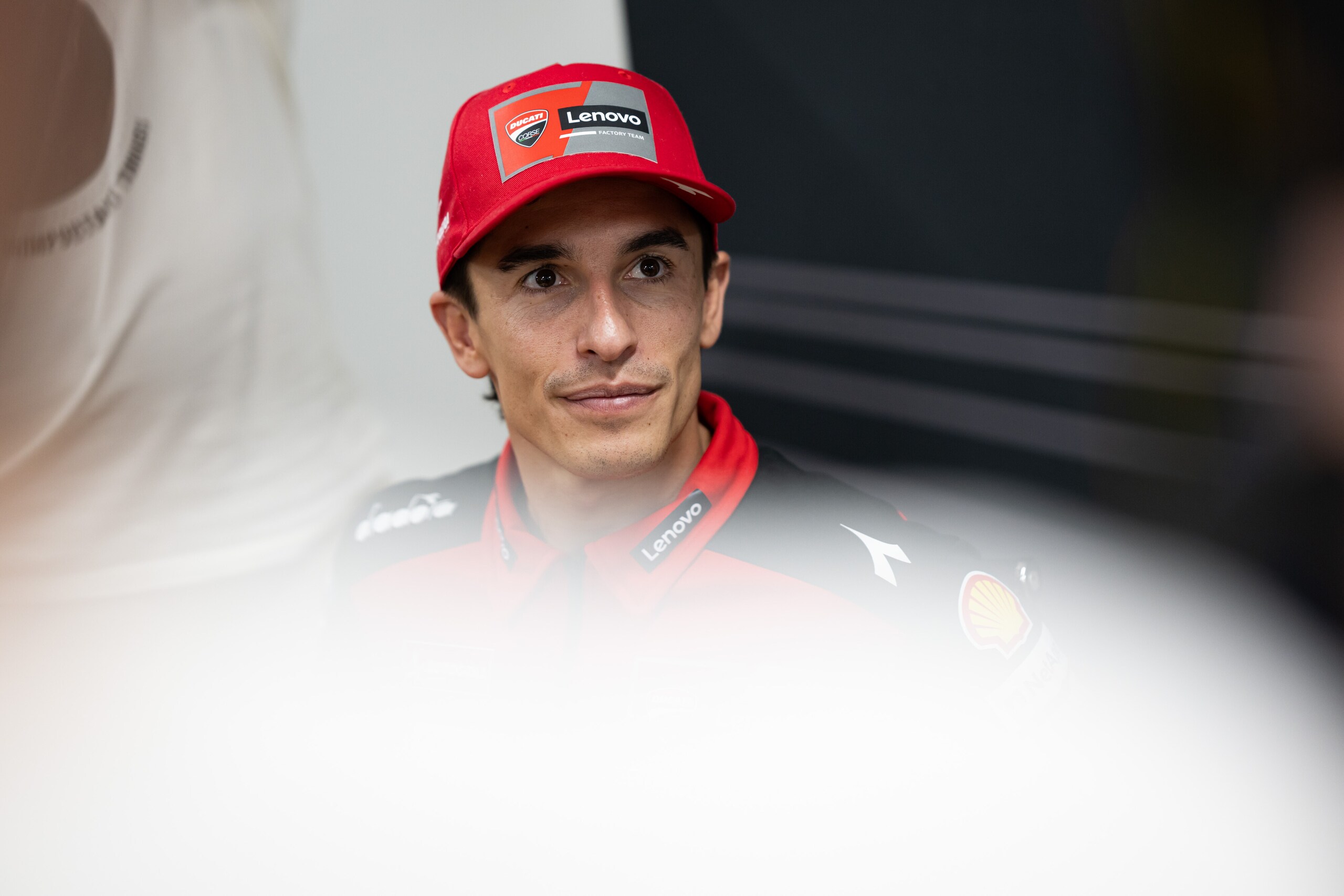 MotoGP, spunta un dettaglio misterioso sul cappello di Marc Marquez ...