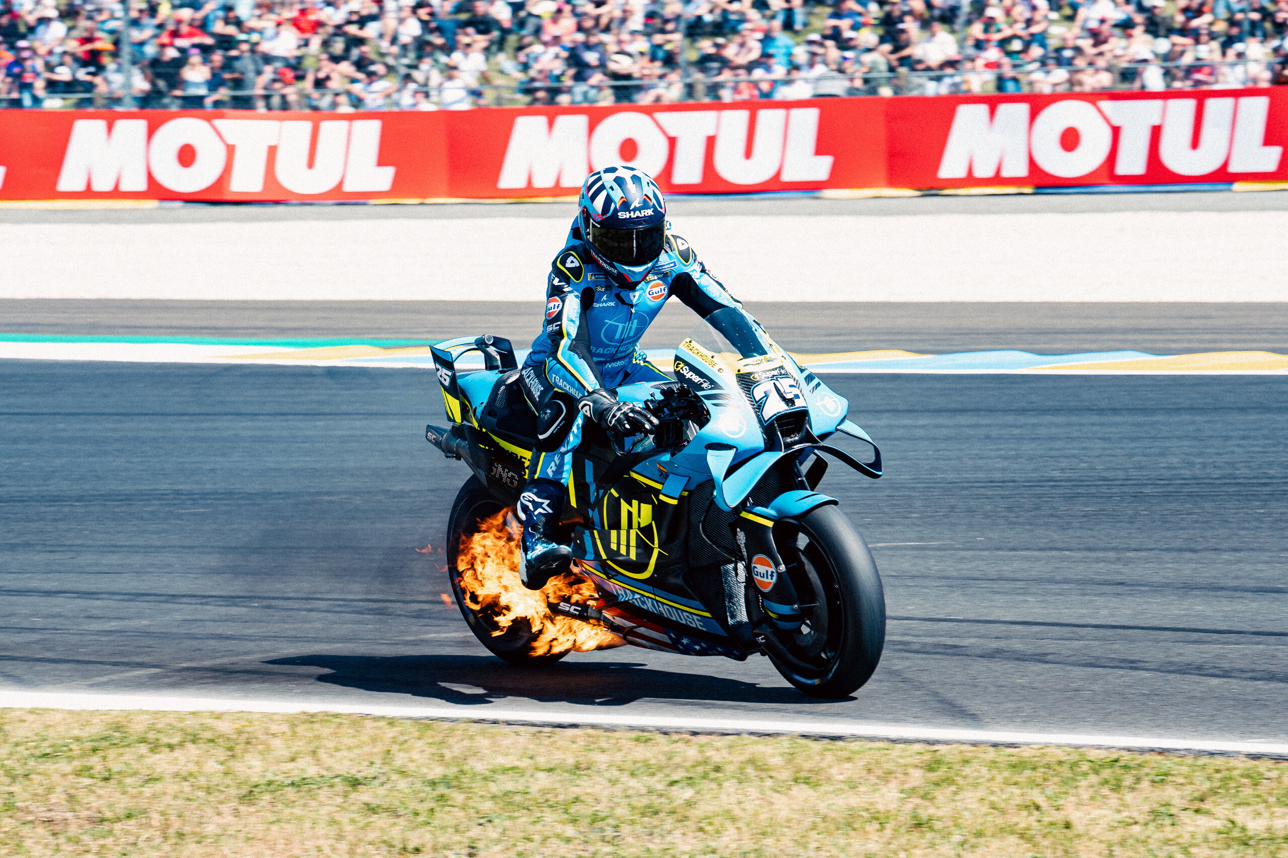 MotoGP Le Mans, in fiamme l'Aprilia di Raul Fernandez: ecco le foto ...